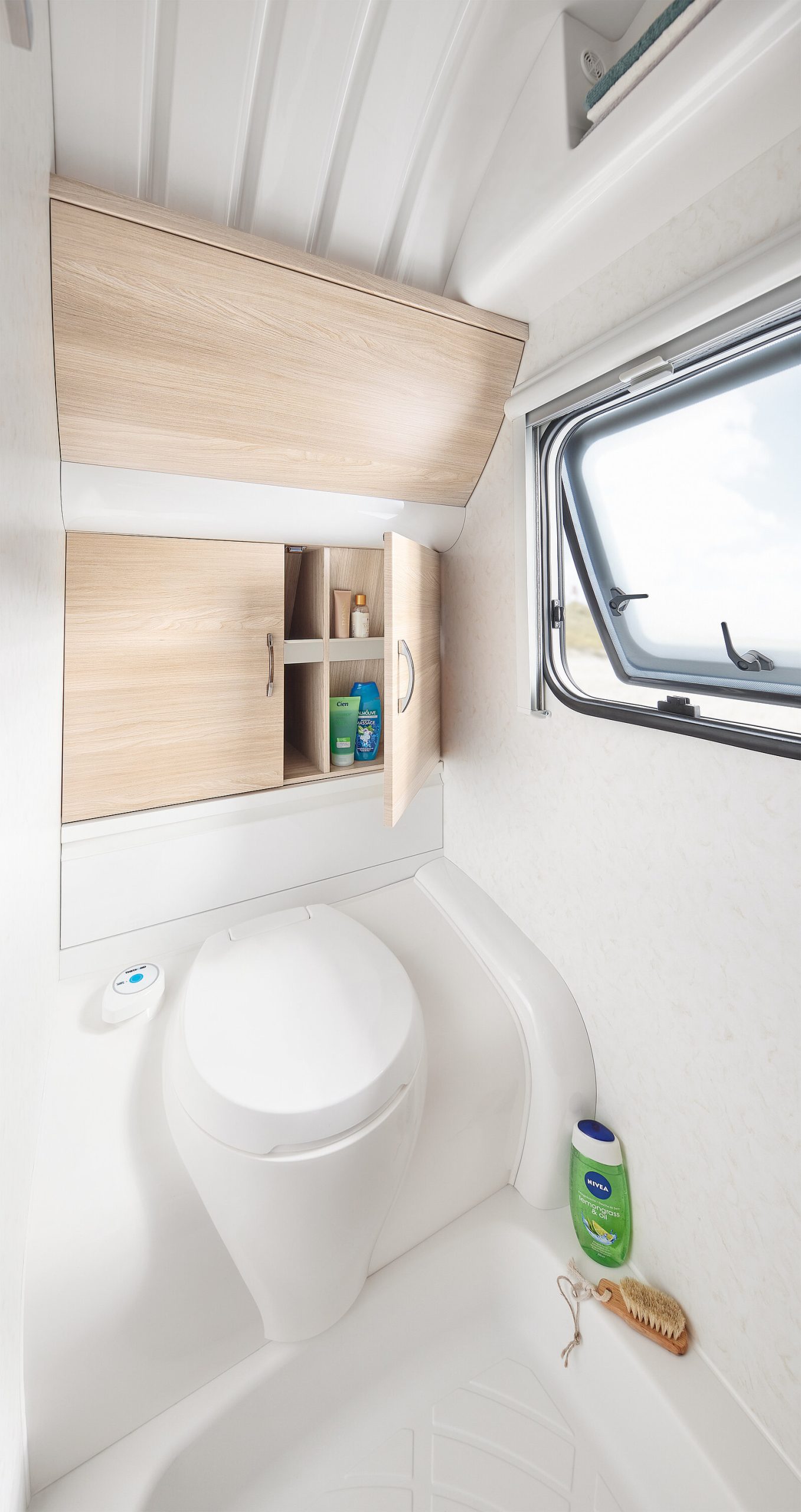 Hobby De Luxe 400 SFe Model 2024 caravan - Cannenburg Caravans en Campers | De officiële dealer ...